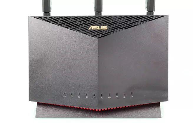 ரவுட்டரின் முன்புறம் WiFi 6 ASUS RT-AX86S விரிவாக