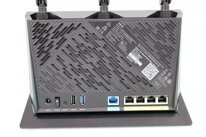 Bagsiden af ASUS RT-AX86S router med alle Ethernet- og USB-porte