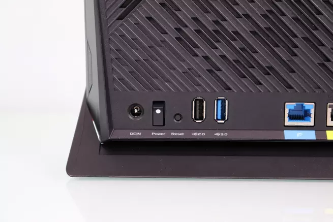 Strømstik, tænd/sluk-knap og USB-router ASUS RT-AX86S