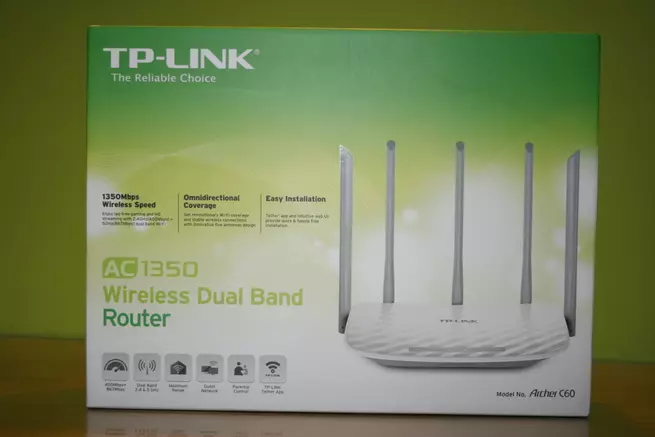 Sa harap ng TP-Link Archer C60 router box