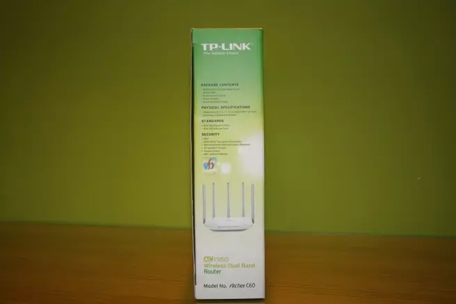 TP-Link Archer C60 റൂട്ടർ ബോക്സിന്റെ ഇടതുവശം