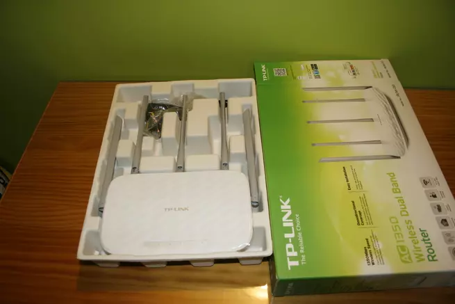 داخل مربع جهاز التوجيه TP-Link Archer C60