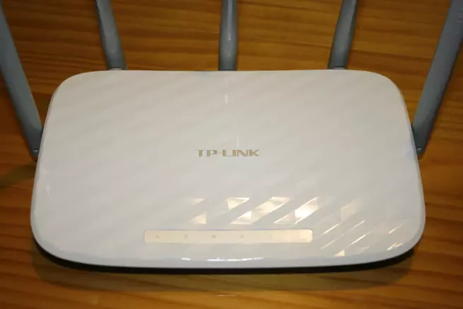 TP-Link Archer C60 router e se nang mohala e ka pele