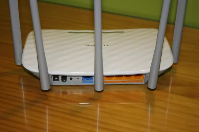 Achterkant van de TP-Link Archer C60 wifi-router met alle aansluitingen