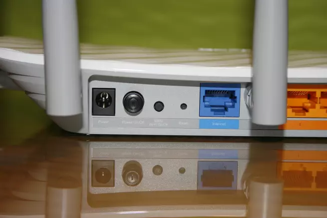 Mga action button at WAN port ng TP-Link Archer C60 Wi-Fi router