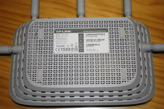 תחתית נתב ה-Wi-Fi TP-Link Archer C60