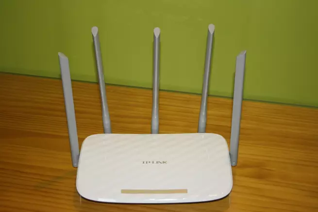 Kuyang'ana kutsogolo kwa rauta ya TP-Link Archer C60 muulemerero wake wonse