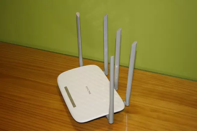 Pono e ka pele ea router ea TP-Link Archer C60 ka khanya eohle ea eona