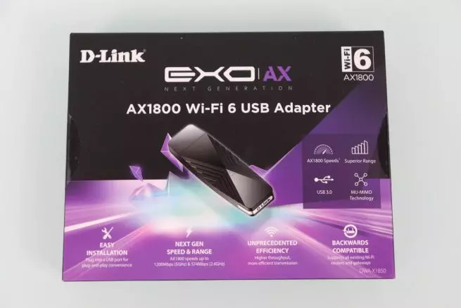 Пярэдняя частка адаптарнай скрынкі D-Link DWA-X1850 WiFI