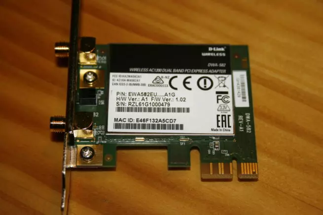 D-Link DWA-582 PCI-E Wi-Fi-kaart in detail