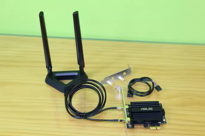 ASUS PCE-AX58BT Wi-Fi card with antenna base