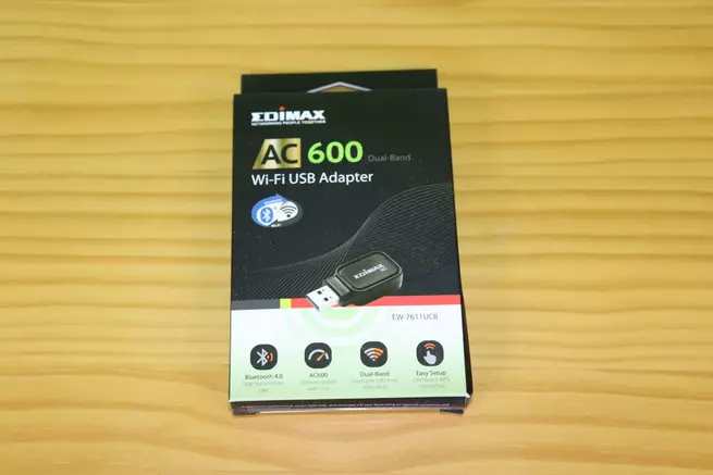 Ajaýyplygynda “Edimax EW-7611UCB” adapter gutusynyň öň tarapy