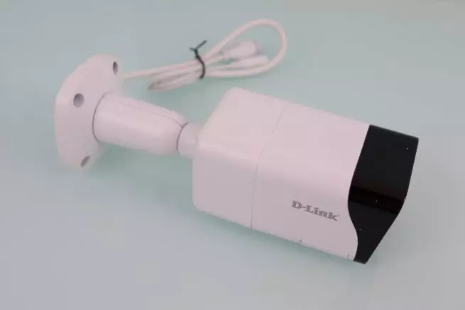 D-Link DCS-4718E IP 摄像机的左侧