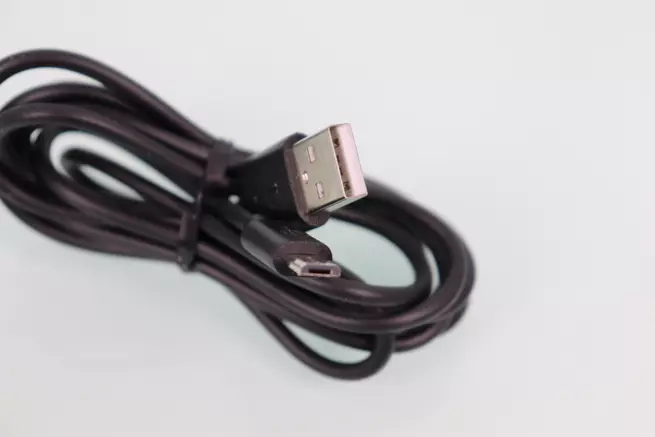 ທັດສະນະຂອງສາຍ USB ປະເພດ A ຫາສາຍ micro USB ຂອງກ້ອງ D-Link DCS-6100LH