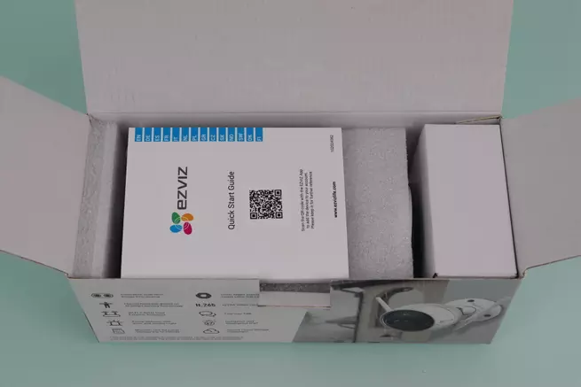 EZVIZ C3X IP کیمرہ کیس کے اندر