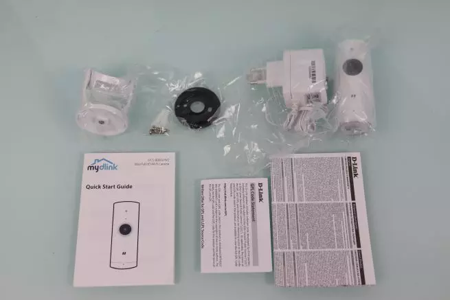 Содржина на кутијата со Cloud Camera D-Link DCS-8000LHv2