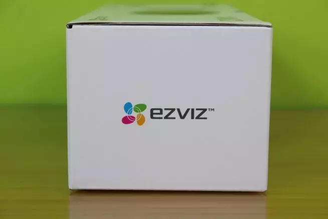 Детали левой стороны коробки IP-камеры EZVIZ C3WN