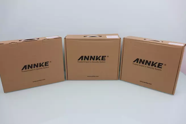 ANNKE 1080p भिडियो निगरानी प्रणाली बक्सहरूको अगाडि