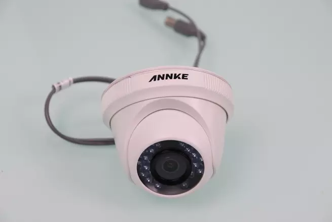 Naka-mount ang camera sa suporta nito sa ANNKE video surveillance system na 1080p