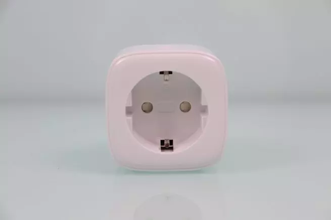 Iwaju ti D-Link DSP-W118 smart plug pẹlu asopo shucko