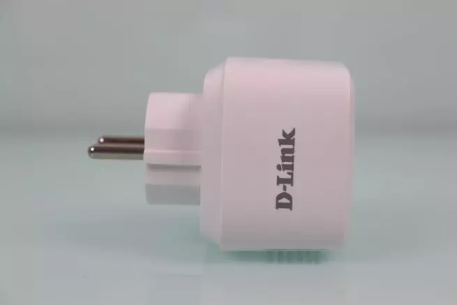 D-Link ලාංඡනය සහිත D-Link DSP-W118 ස්මාර්ට් ප්ලග් එකේ වම් පැත්ත