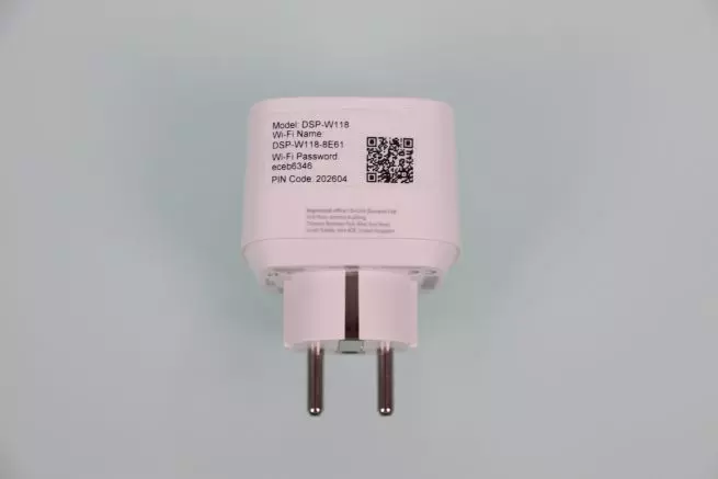 Agbegbe isalẹ ti D-Link DSP-W118 smart plug pẹlu data fifi sori ẹrọ