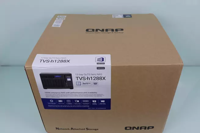 QNAP TVS-h1288X NAS seriveri imbere