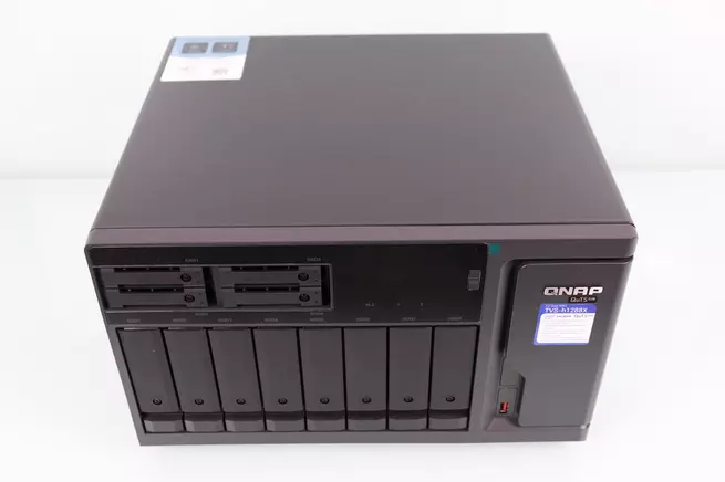 Khu vực trên cùng của máy chủ NAS QNAP TVS-h1288X trong tất cả vinh quang của nó