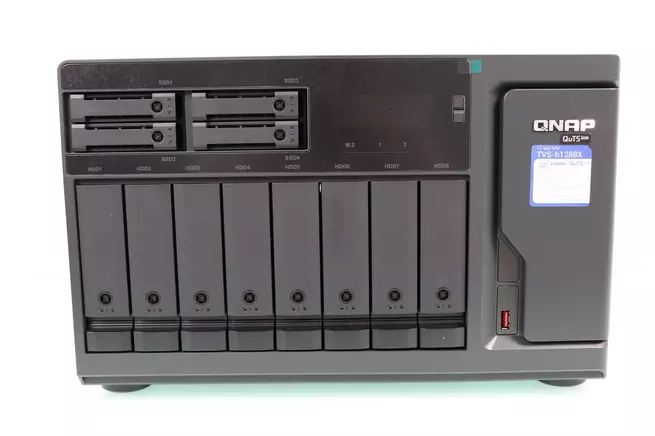 QNAP TVS-h1288X NAS server quddiem fid-dettall