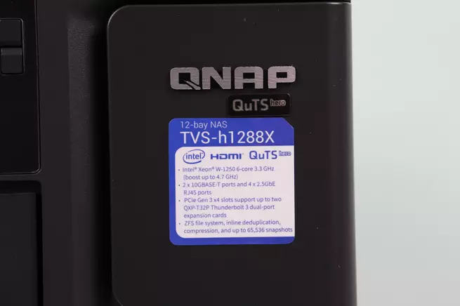 Característiques del NAS QNAP TVS-h1288X a la part frontal