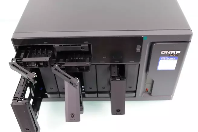 Server NAS QNAP TVS-h1288X frontal cu locații pentru unități