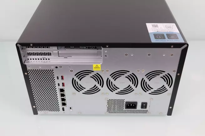 Задняя частка NAS-сервера QNAP TVS-h1288X