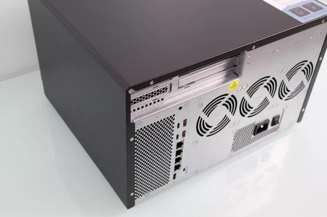 Sa likurang bahagi ng server ng QNAP TVS-h1288X nang detalyado