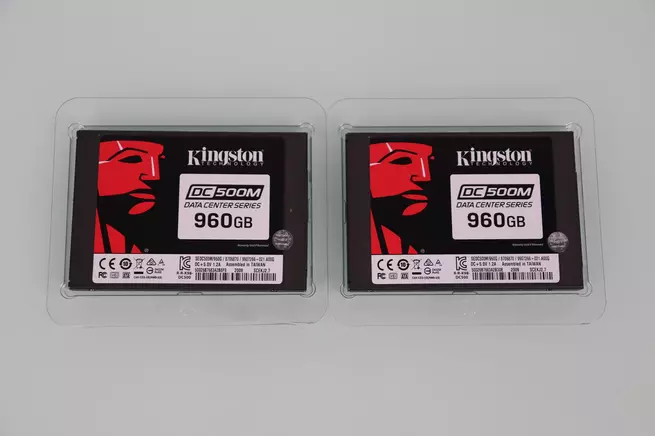 Ang 2.5'' SSD ay nagmamaneho ng Kingston DC500M ng QNAP TVS-h1288X NAS