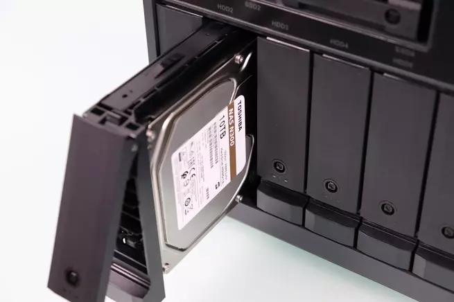 Installation af en harddisk i QNAP TVS-h1288X NAS