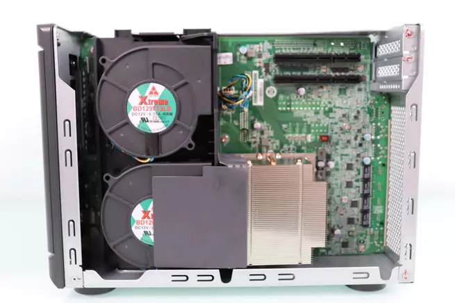 QNAP TVS-h1288X NAS 处理器、RAM 和 NVMe 区域