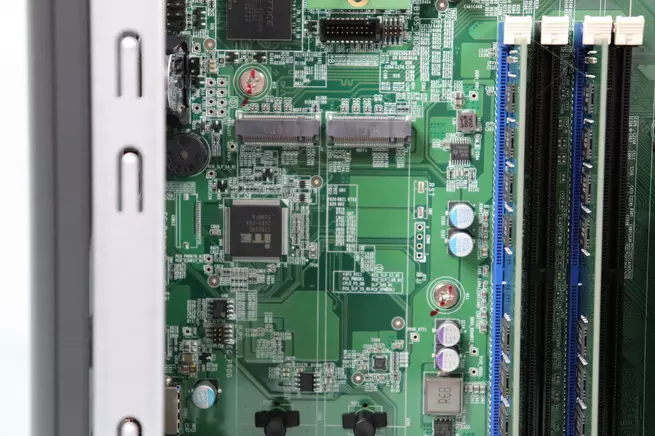 QNAP TVS-h1288X NAS సర్వర్ యొక్క M.2 NVMe స్లాట్లు