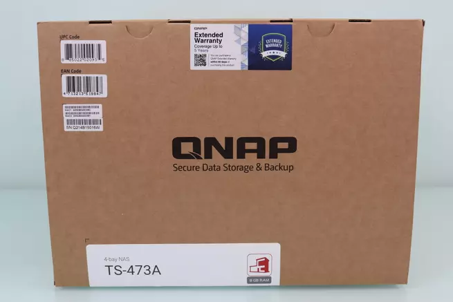 Kastes augšdaļa ar QNAP TS-473A NAS MAC adresi