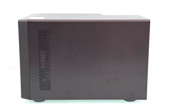 Sisih tengen server QNAP TS-473A NAS kanthi rinci