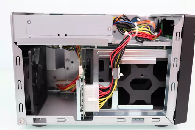 Ynterne gebiet fan QNAP TS-473A NAS mei SATA3-skiven