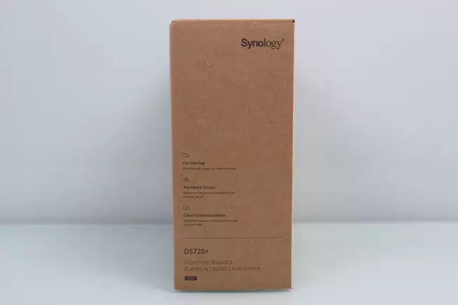 Synology DS720+ NAS 서버 케이스의 우측면 상세