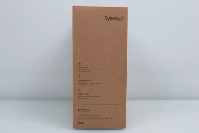 Synology DS720+ NAS 서버 케이스의 왼쪽 세부 정보