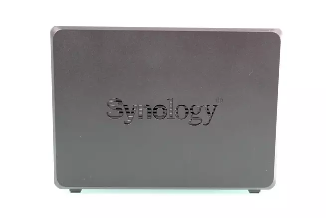 Synology DS720+ NAS 서버의 왼쪽 세부 정보