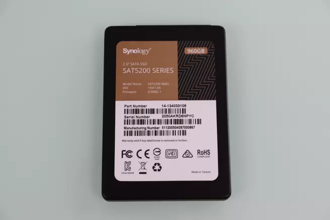 Synology SAT5200 960GB SSD pem hauv ntej kom meej