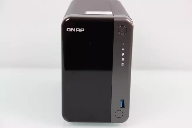 QNAP TS-253D NAS seriveri imbere muburyo burambuye