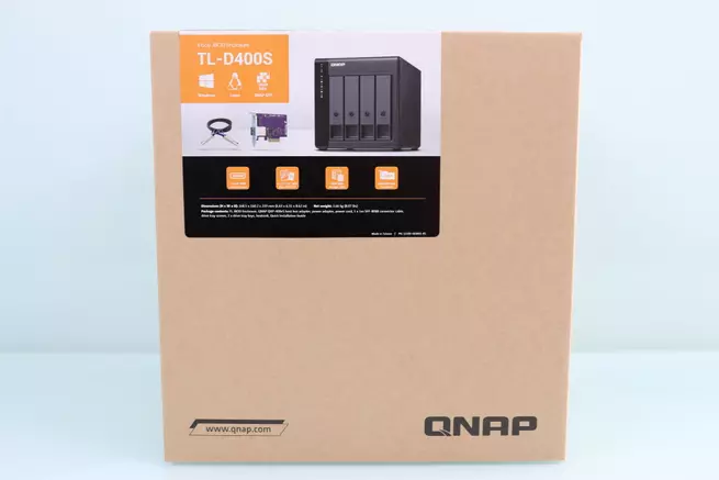 QNAP TL-D400S เคสด้านหน้า