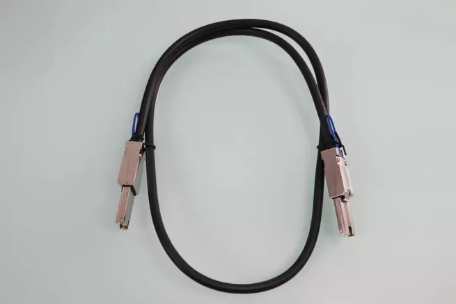 Kabel data QNAP TL-D400S sacara rinci