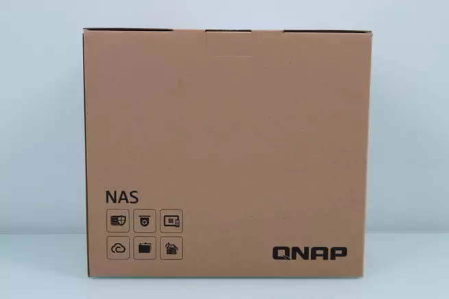 Del darrere de la caixa del servidor NAS QNAP TS-253D