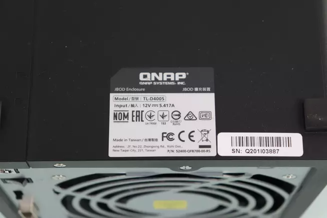 QNAP TL-D400S შესანახი ყუთის სტიკერის ხედი