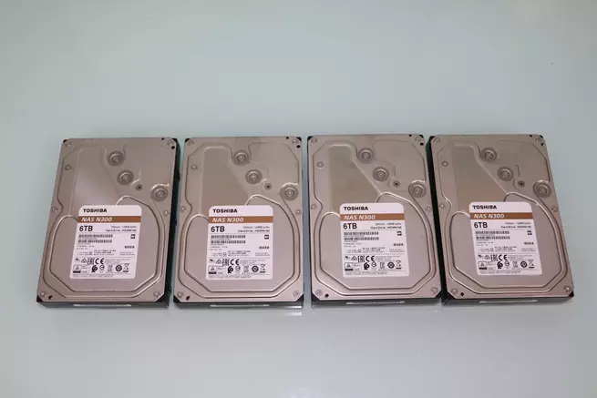 நான்கு 6TB தோஷிபா N300 ஹார்ட் டிரைவ்கள்